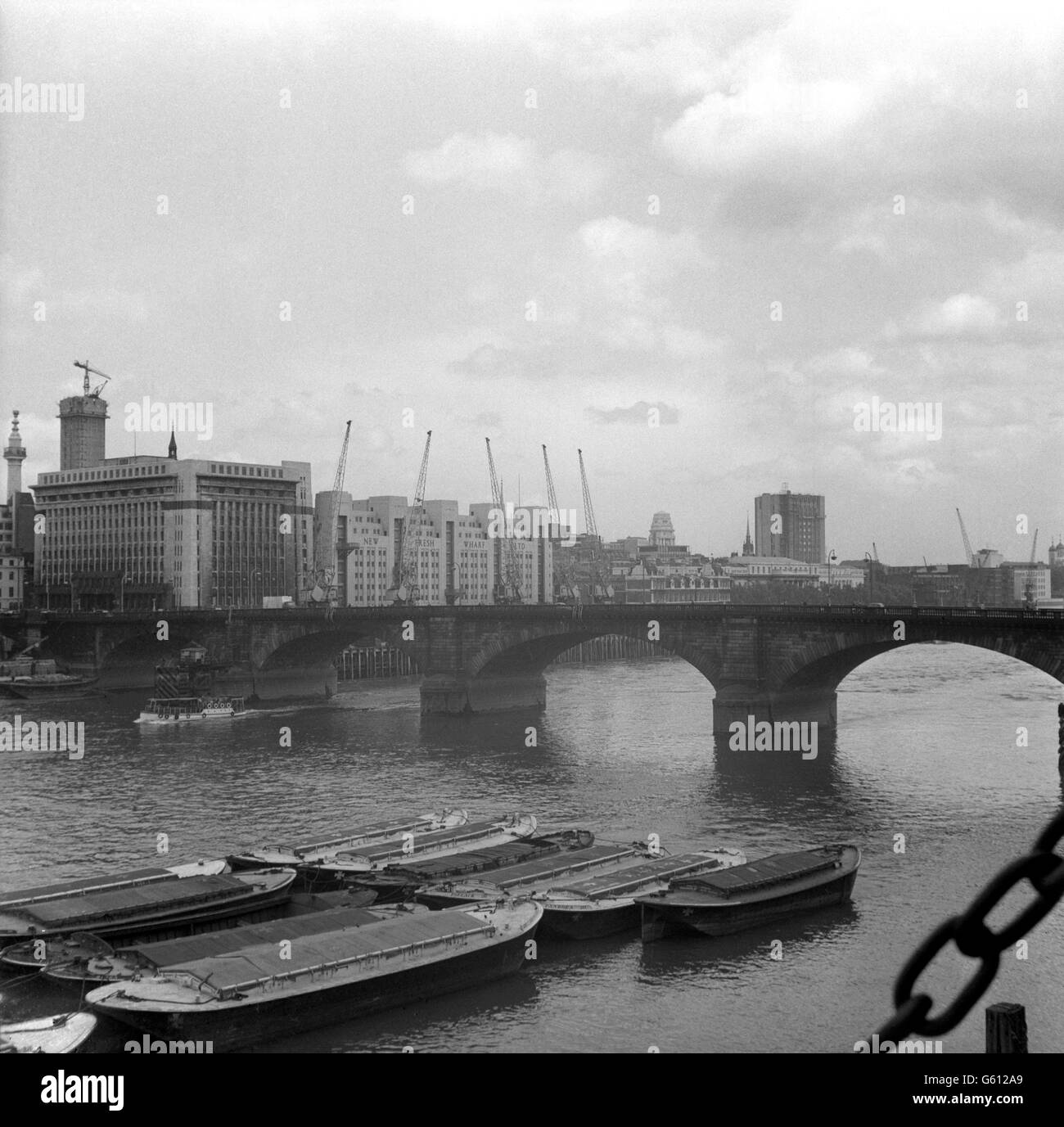 Buildings and landmarks - London Bridge - 1965 Stock Photo - Alamy