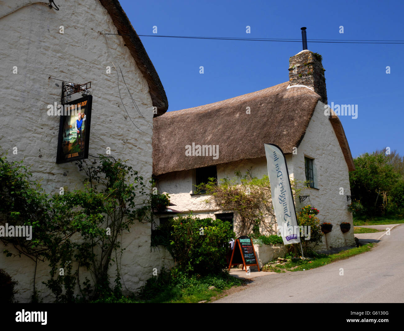 Thatched country inn hi-res stock photography and images - Alamy