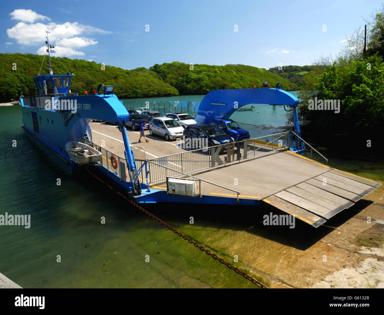 A chain driven car ferry crossing the River Fal from Philleigh to Feock ...