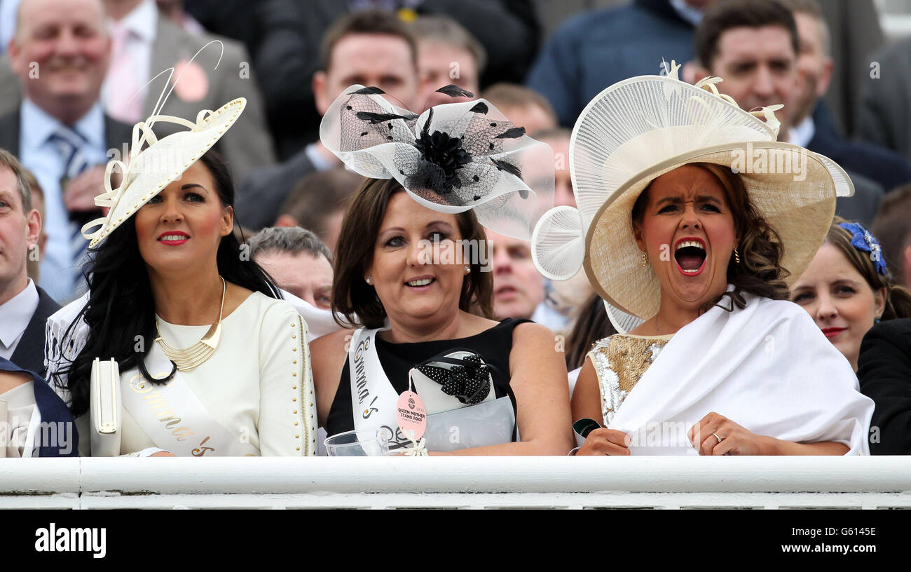 Ladies cheer on the runners in the Rose Appeal Supports Alder Hey Top ...