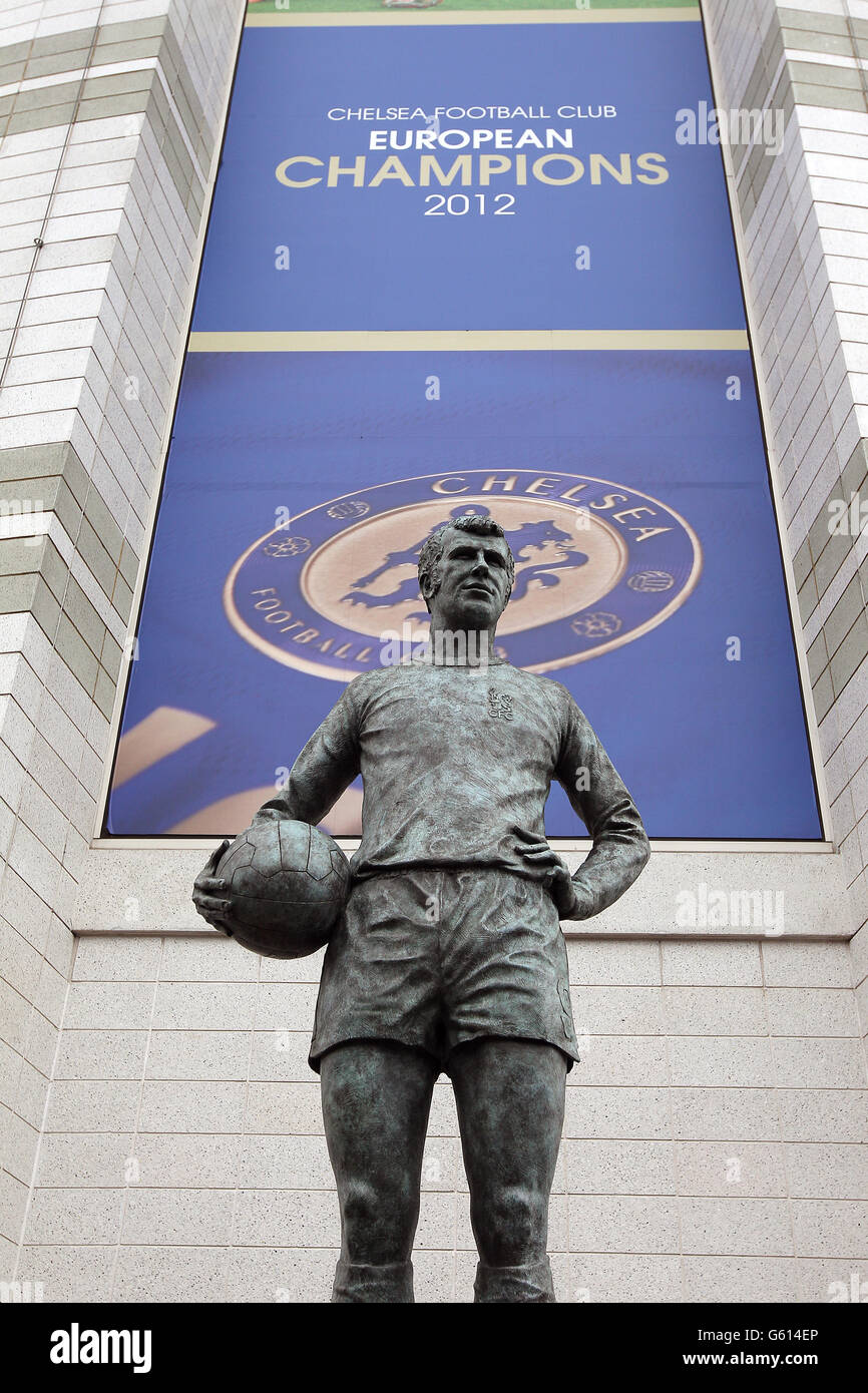 Statue of peter osgood outside of stamford bridge hi-res stock ...