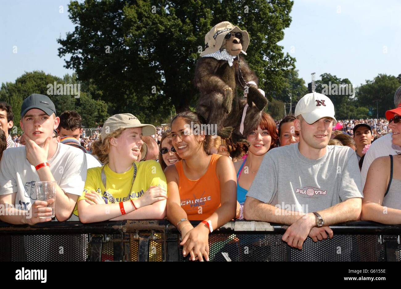 Crowds enjoying the hot weather on the first day of the V2002 music ...