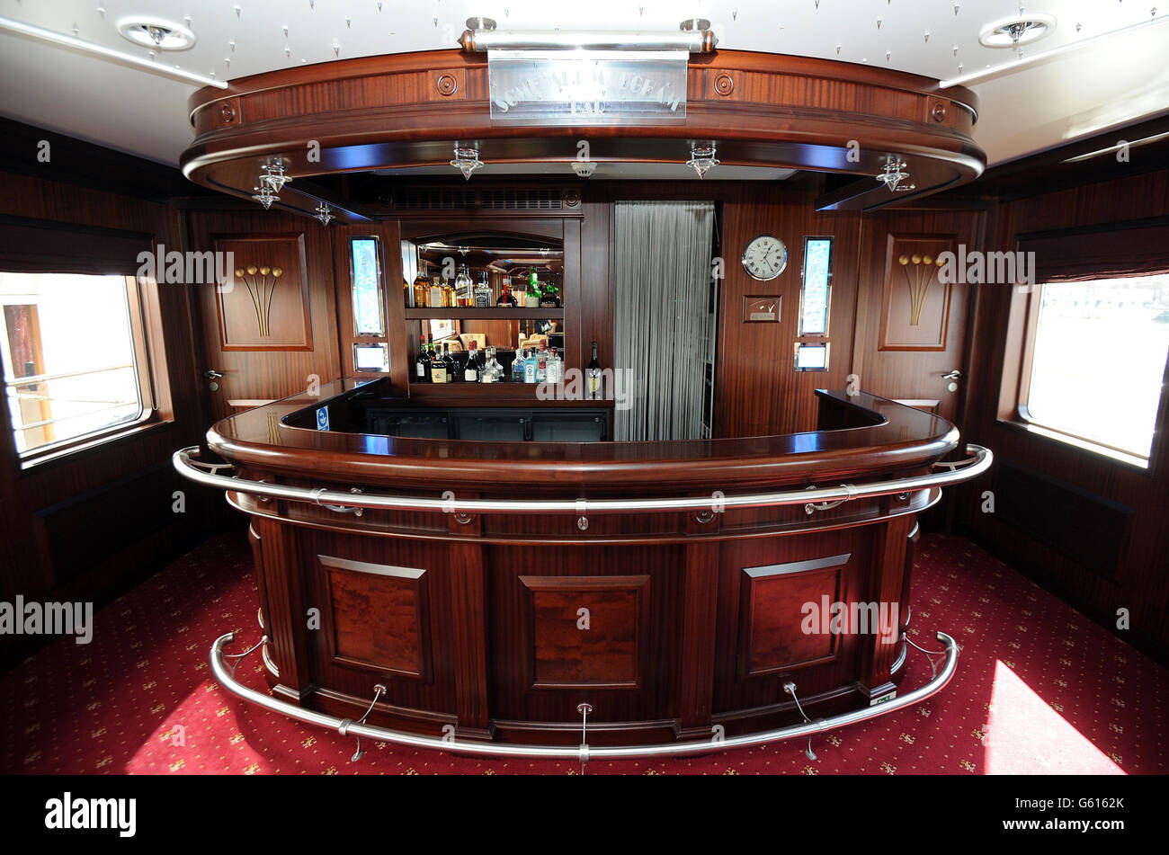 Queen jubilee barge hi-res stock photography and images - Alamy