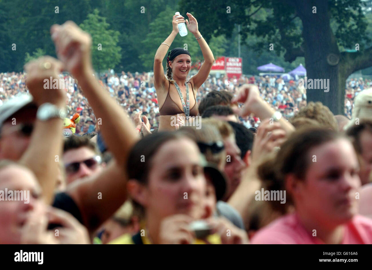 Music fans enjoy Starsailor at the V2002 music festival, Chelmsford ...