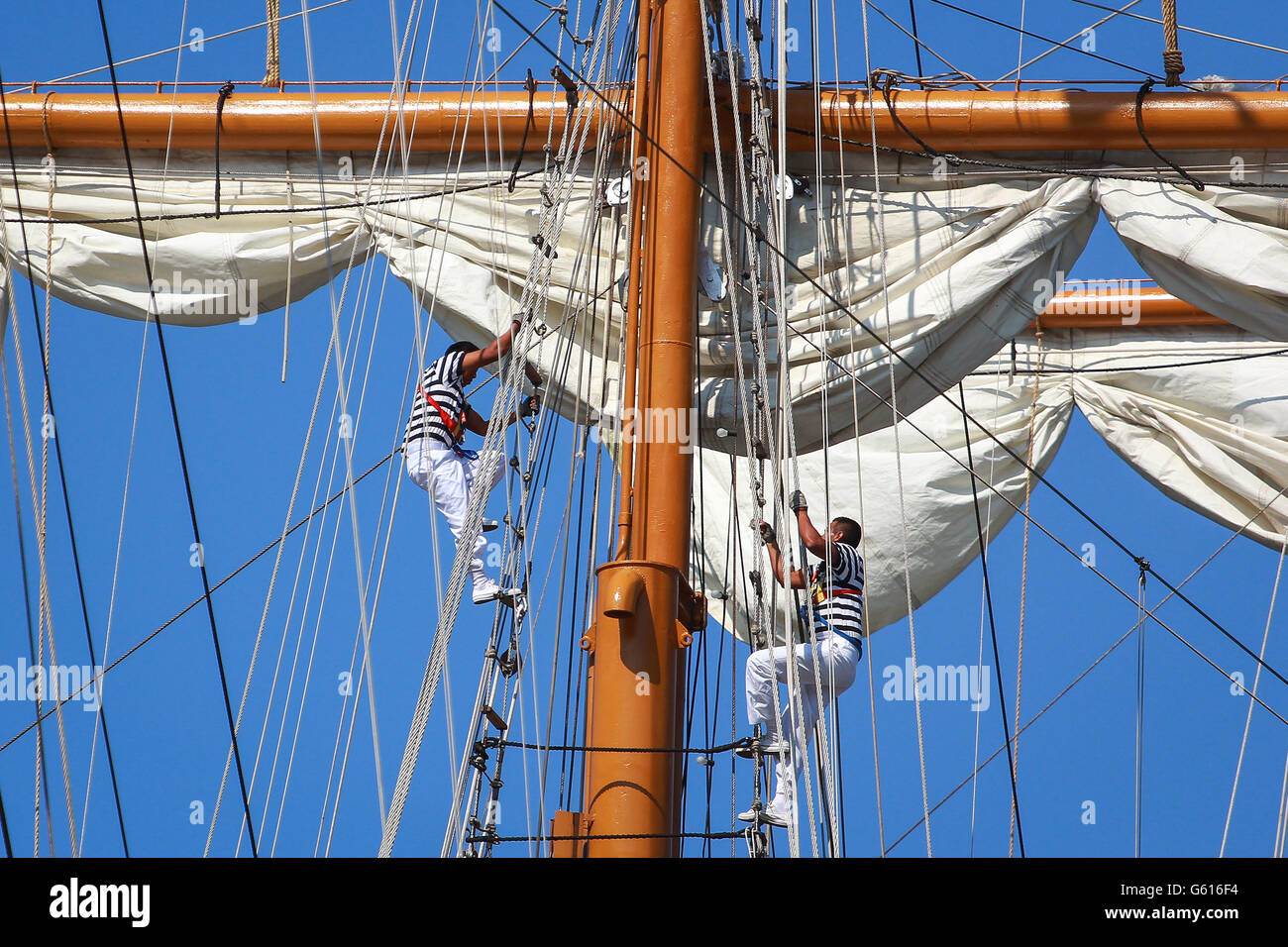Saliors in the mast of a ship Stock Photo - Alamy