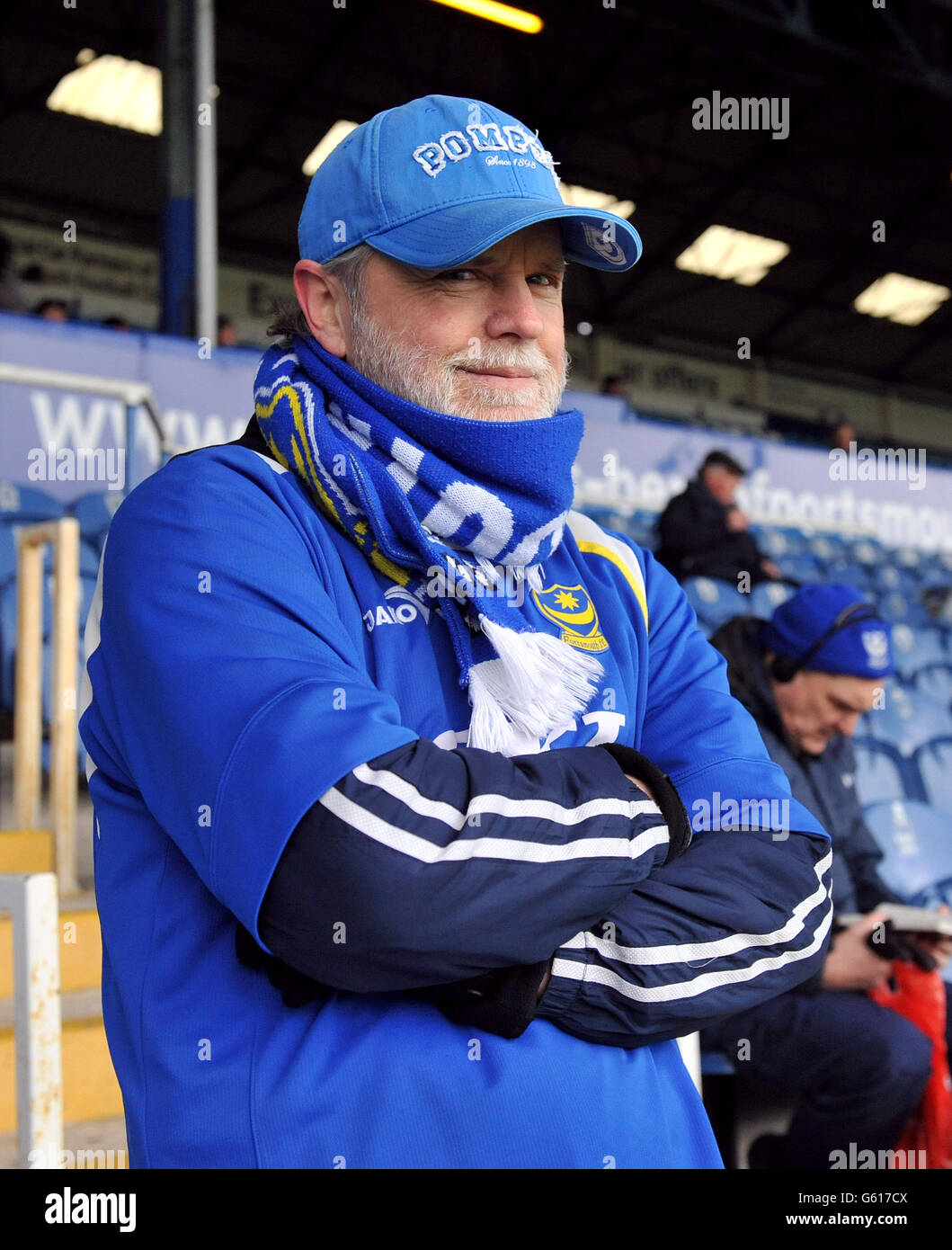 Football kit hat cap pompey scarf hi-res stock photography and images ...