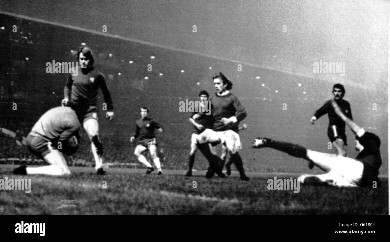 Peter bonetti chelsea goalkeeper hi-res stock photography and images ...