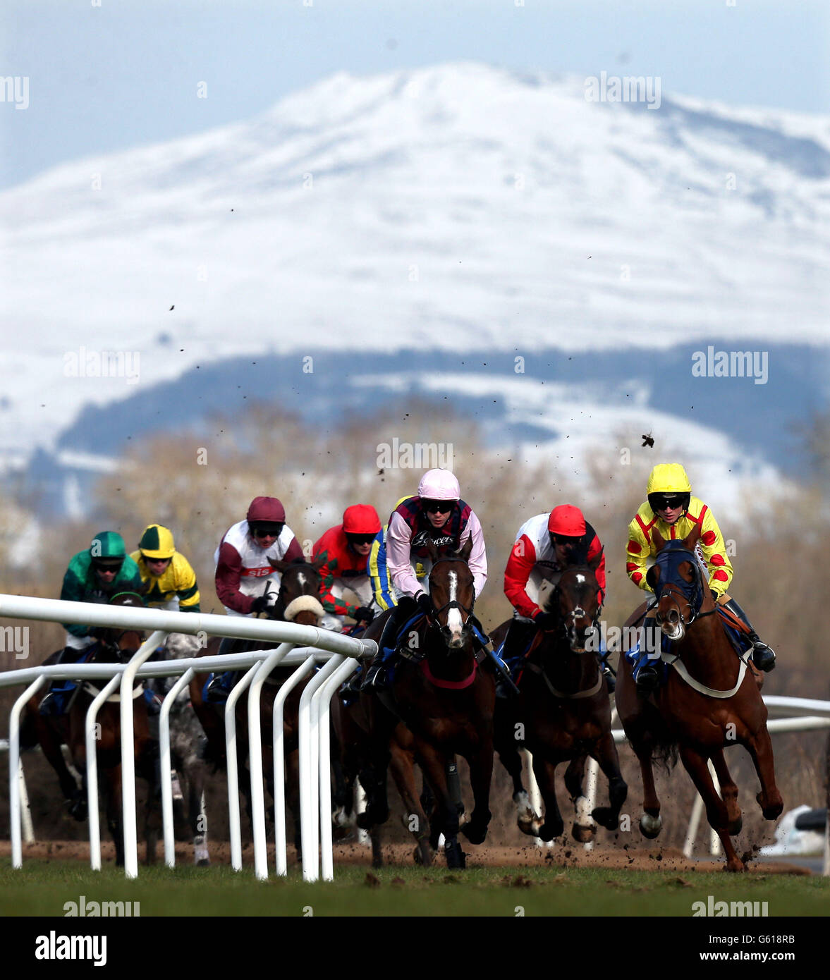 Henry Hook ridden by Harry Derham (right) and Niceonefrankie ridden by ...