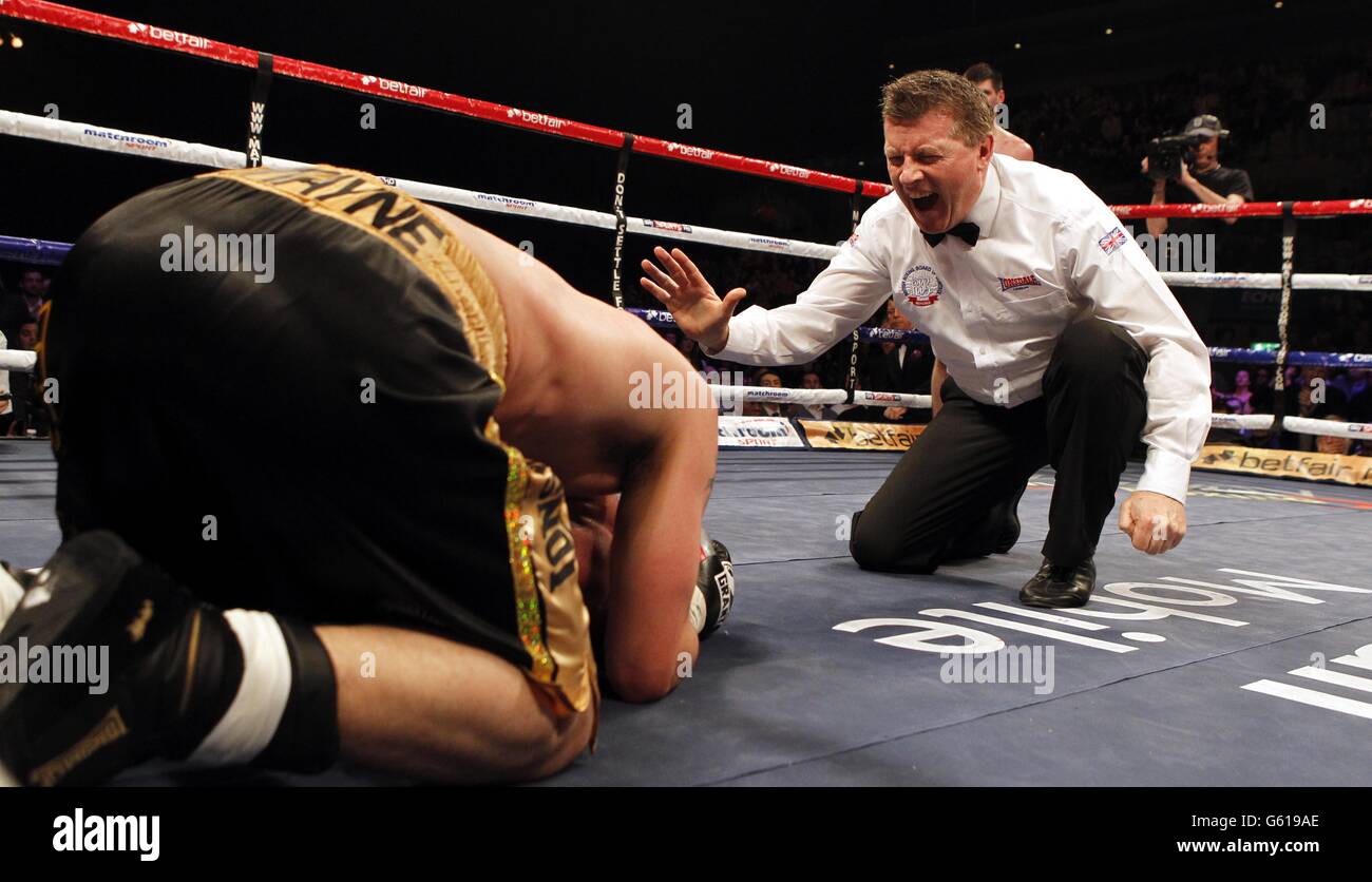 Wayne Reed on the floor against Rocky Fielding in their English Super ...