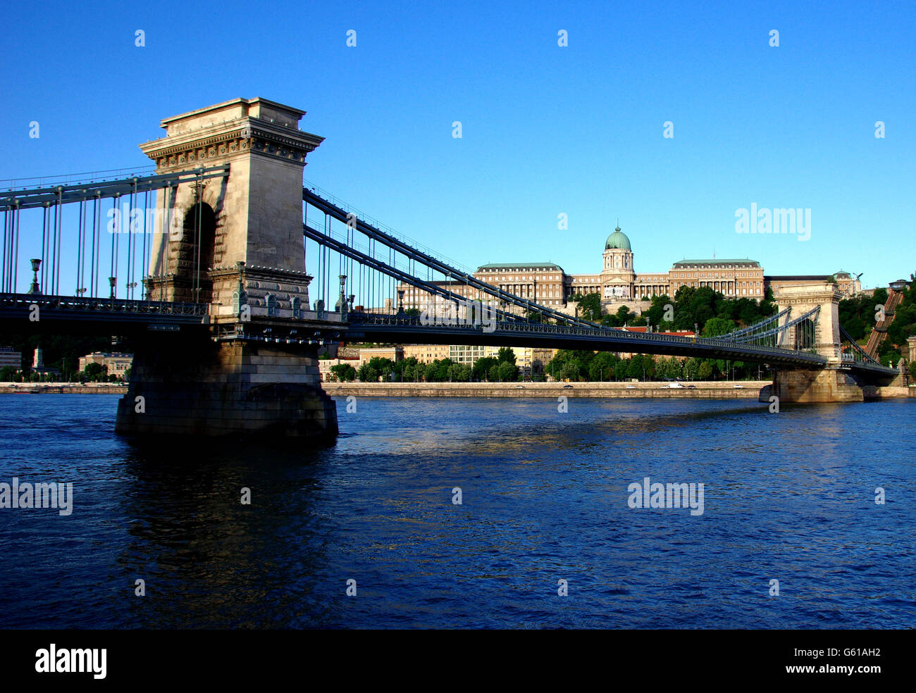 Gallery chain hi-res stock photography and images - Alamy