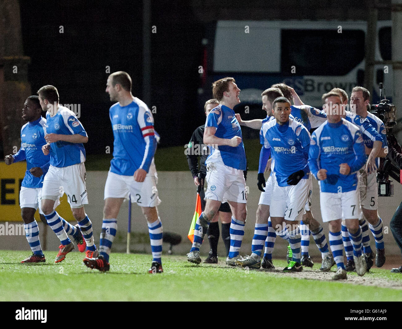 St Johnstone's Liam Craig (centre) celebrates scoring equalising goal ...