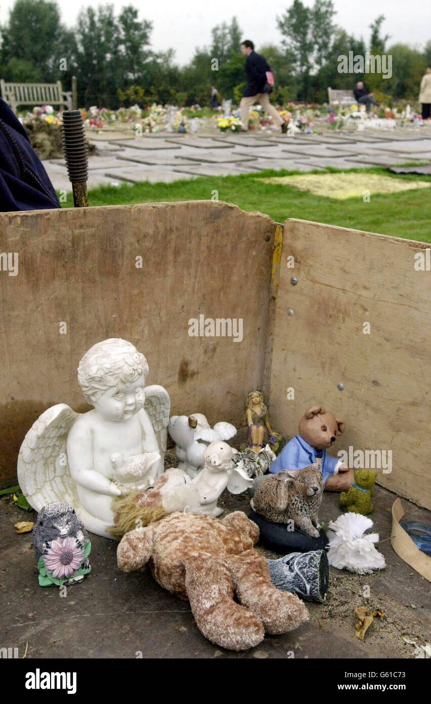 Childrens graves hi-res stock photography and images - Alamy