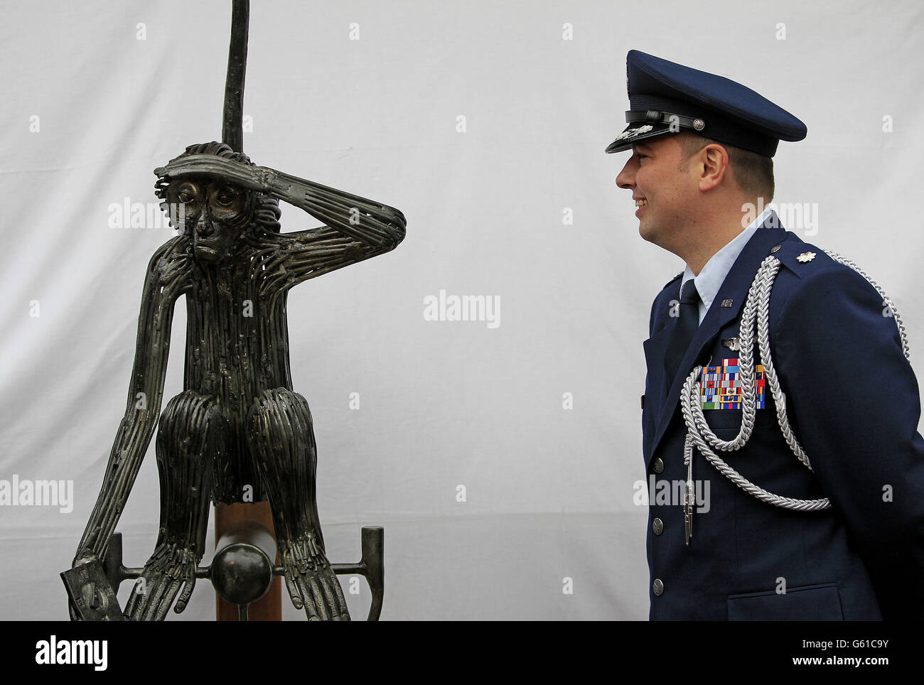 Flying monkey statue hi-res stock photography and images - Alamy