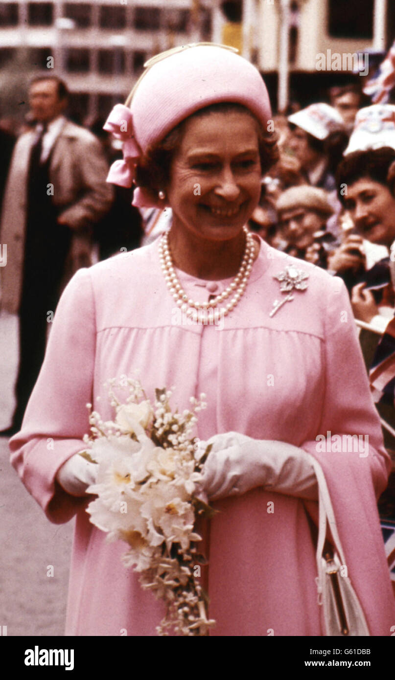 Queen elizabeth silver jubilee pink hat hi-res stock photography and ...