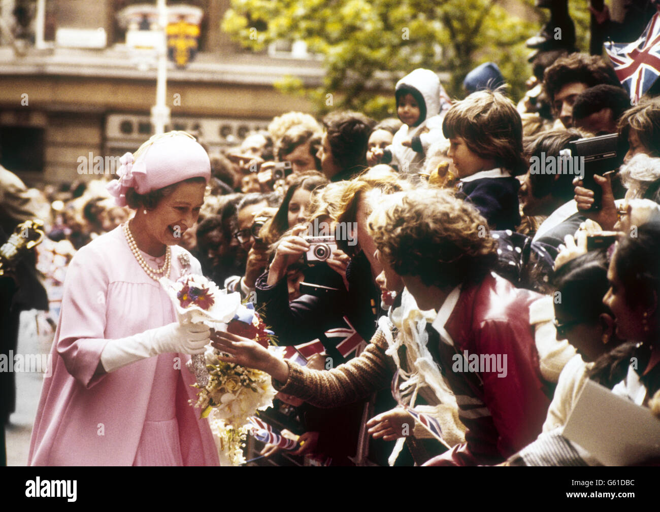 Queen elizabeth silver jubilee pink hat hi-res stock photography and ...