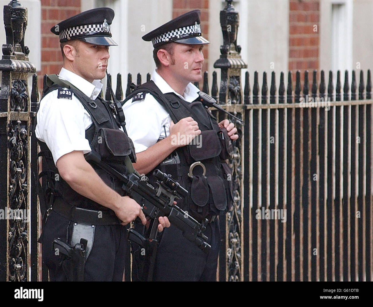 Armed police in London Stock Photo - Alamy