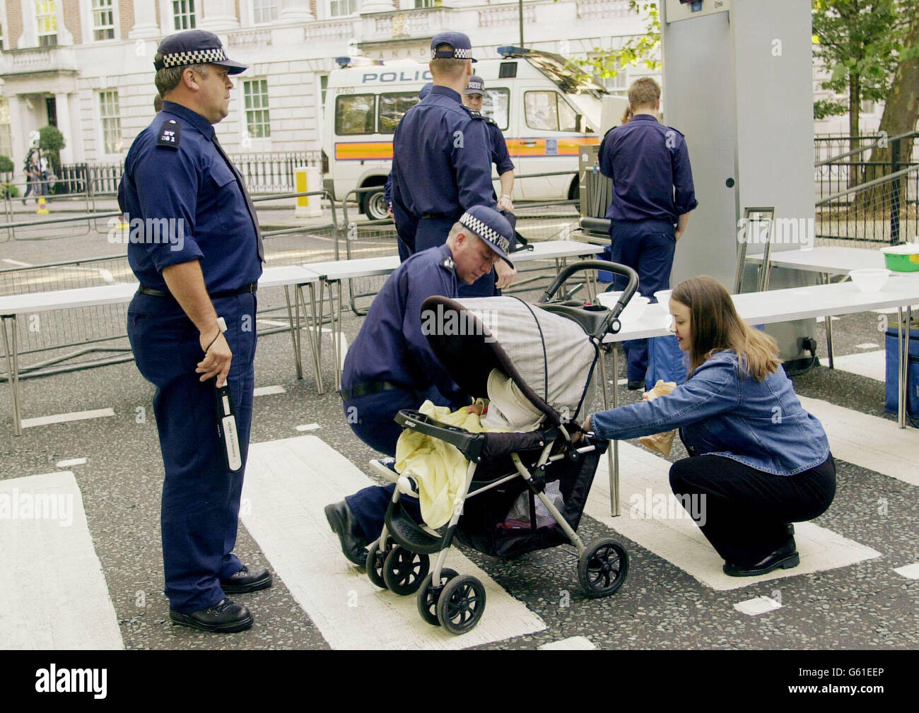 U.s embassy security hi-res stock photography and images - Alamy
