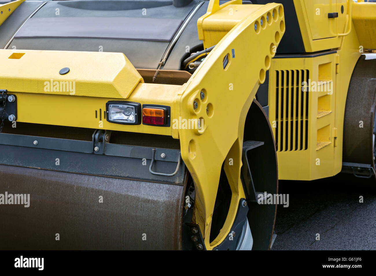 Large steam roller paving a new asphalt road Stock Photo - Alamy