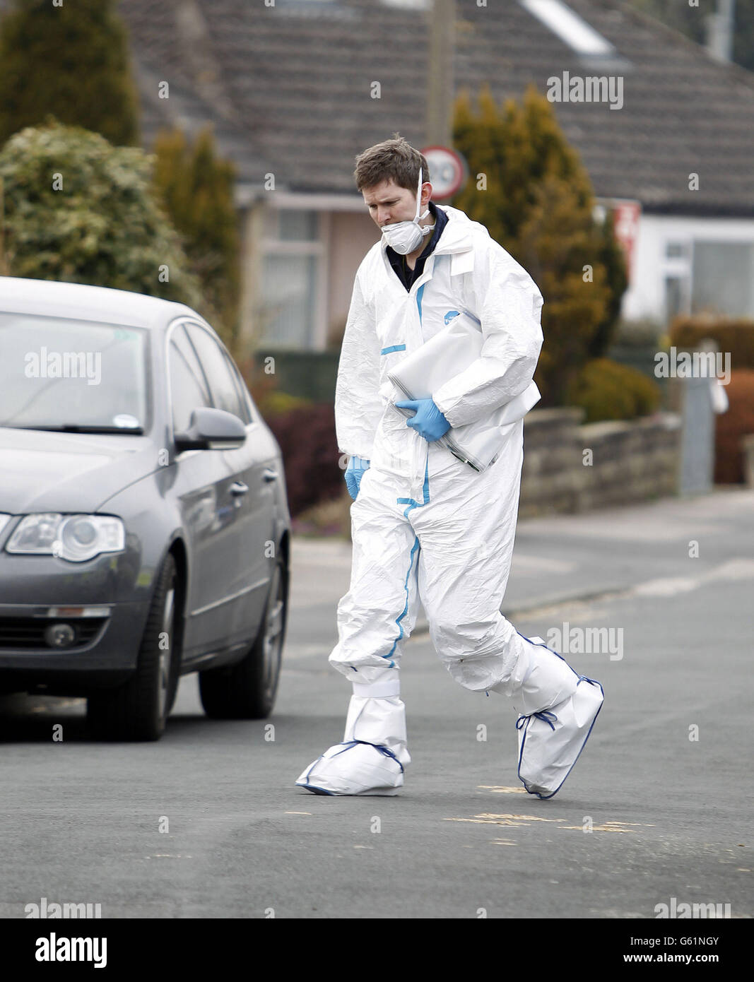 Forensic officer outside house hi-res stock photography and images - Alamy