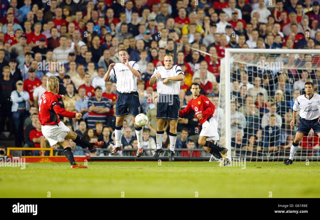Manchester United's David Beckham tries a trademark free-kick during ...