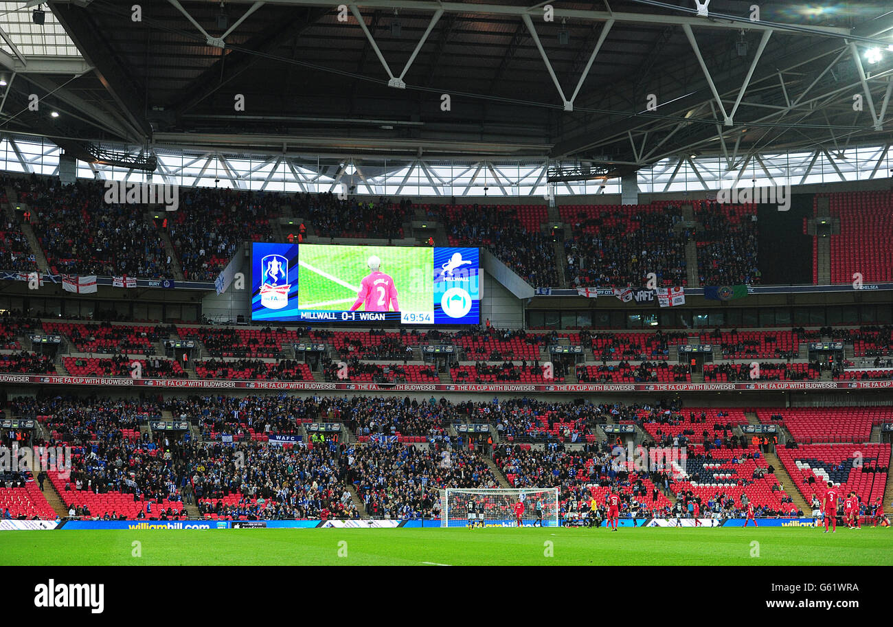 Wembley stadium crowd hi-res stock photography and images - Alamy