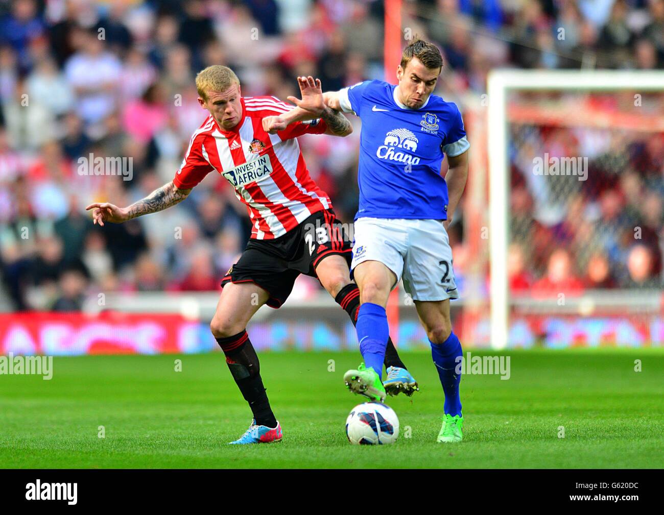 Sunderland's James McClean (left) and Everton's Seamus Coleman battle ...