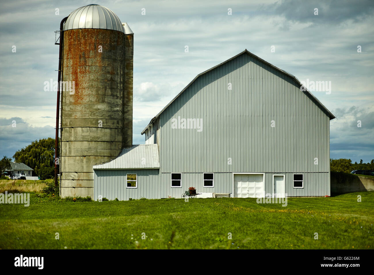 Barn and Granary on Farmland Stock Photo - Alamy
