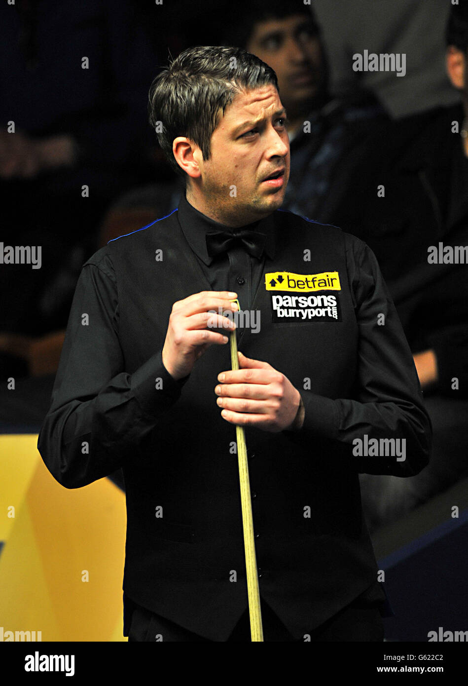 Crucible snooker crowd hi-res stock photography and images - Alamy