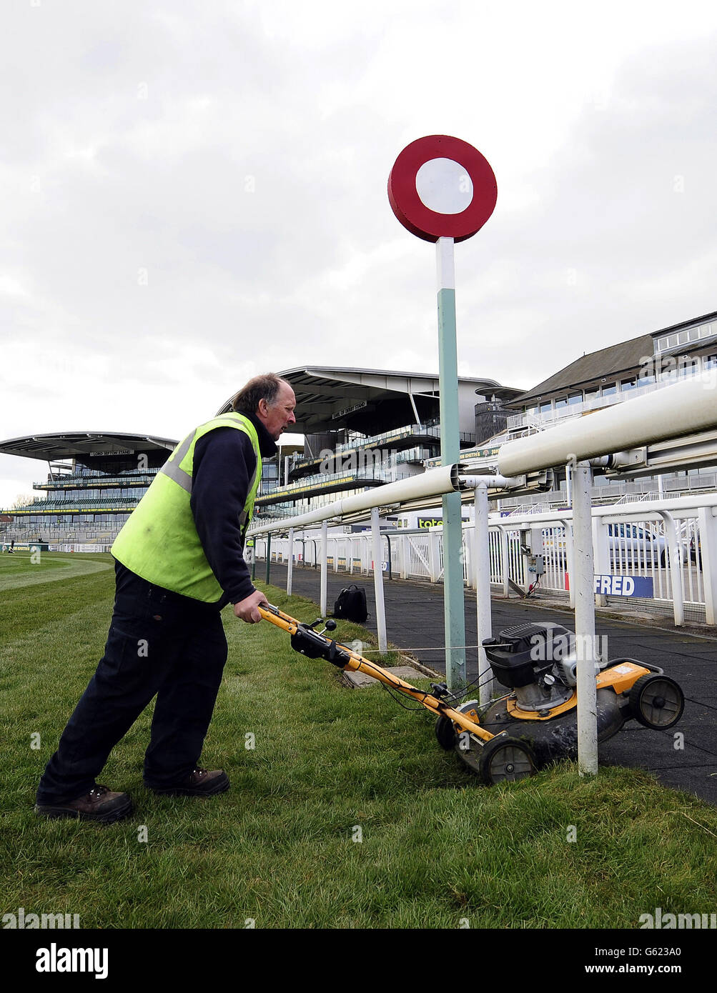 Horse racing ground staff hi-res stock photography and images - Alamy