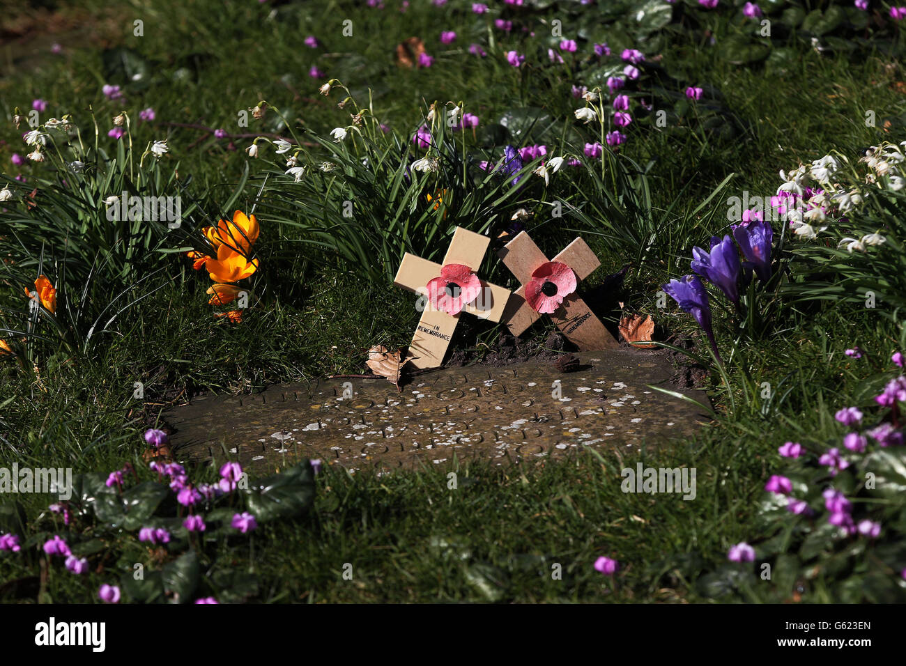 News defence engineer hi-res stock photography and images - Alamy
