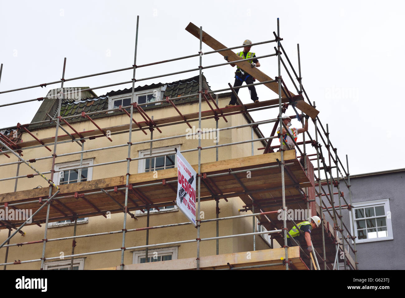 Workmen erecting scaffolding Stock Photo - Alamy
