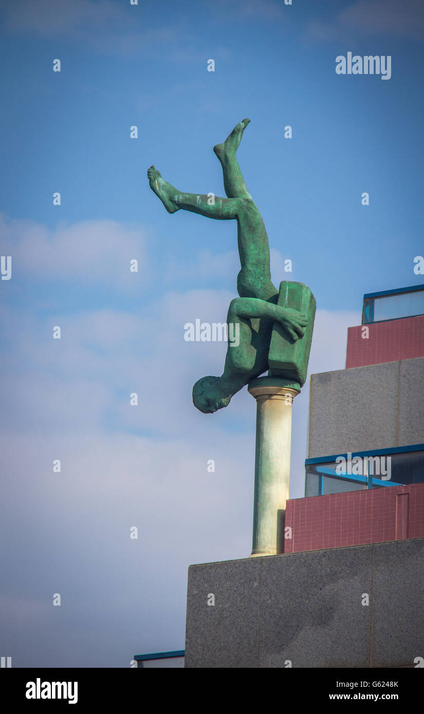 Statue of athlete hi-res stock photography and images - Alamy