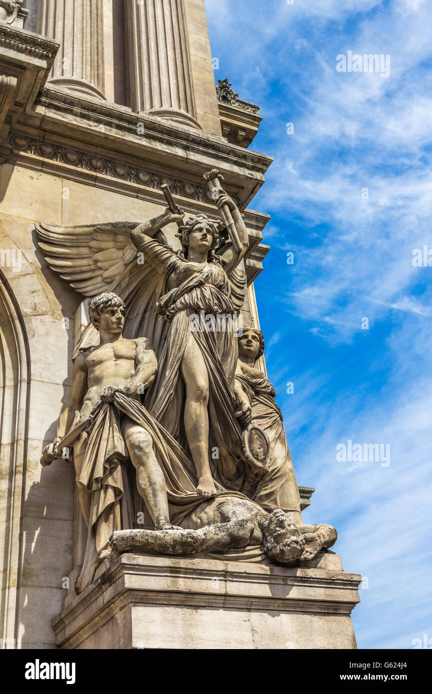 Gold statues paris hi-res stock photography and images - Alamy