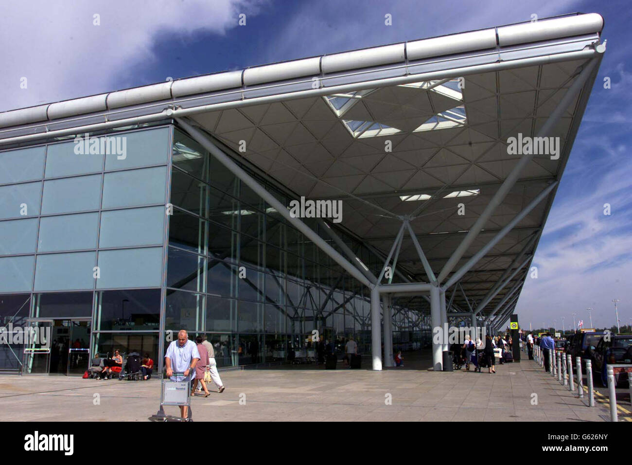 London stansted airport main terminal hi-res stock photography and ...