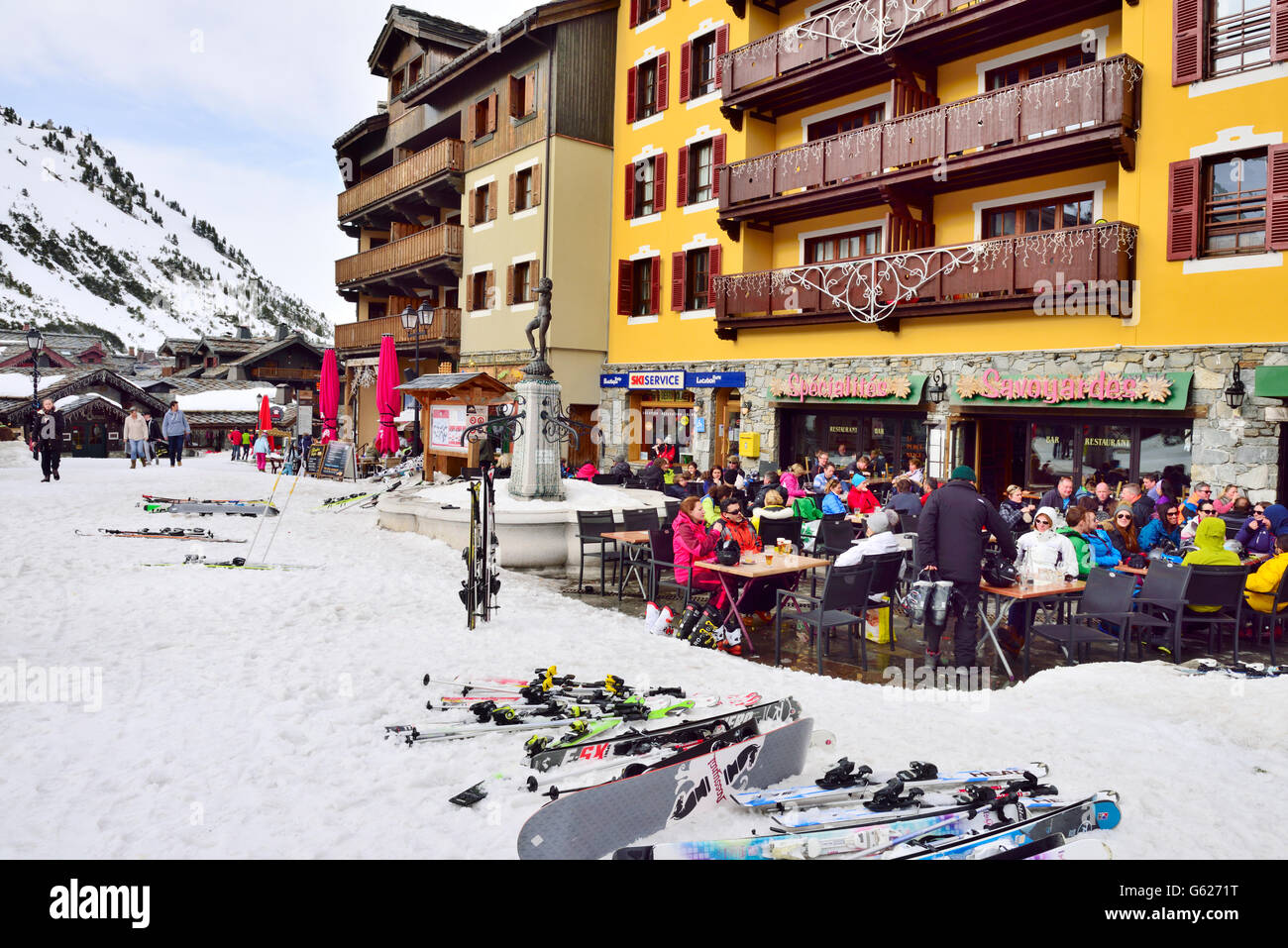 Ski resort village hi-res stock photography and images - Alamy