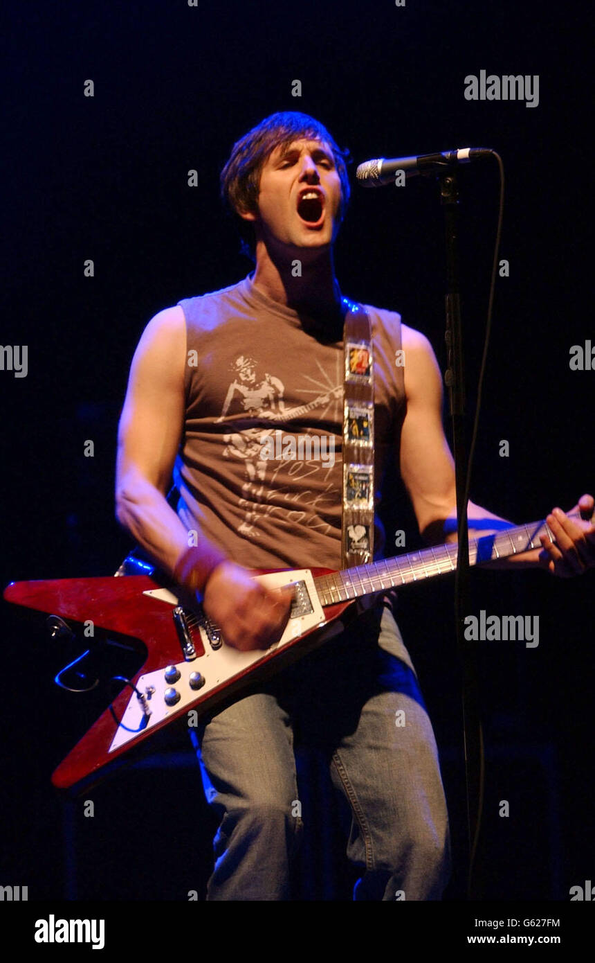 Lead singer guitar tim wheeler ash hi-res stock photography and images ...