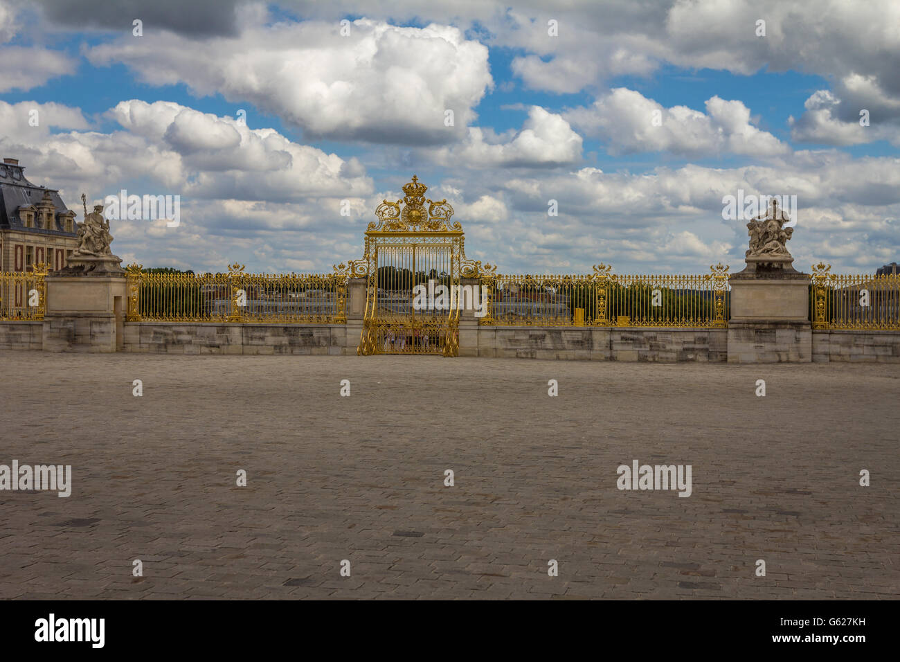 Versailles gate hi-res stock photography and images - Alamy