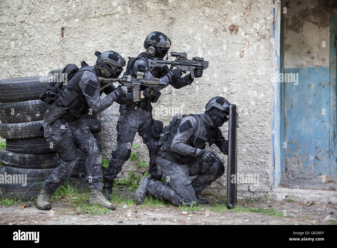 Spec ops police officer SWAT Stock Photo - Alamy