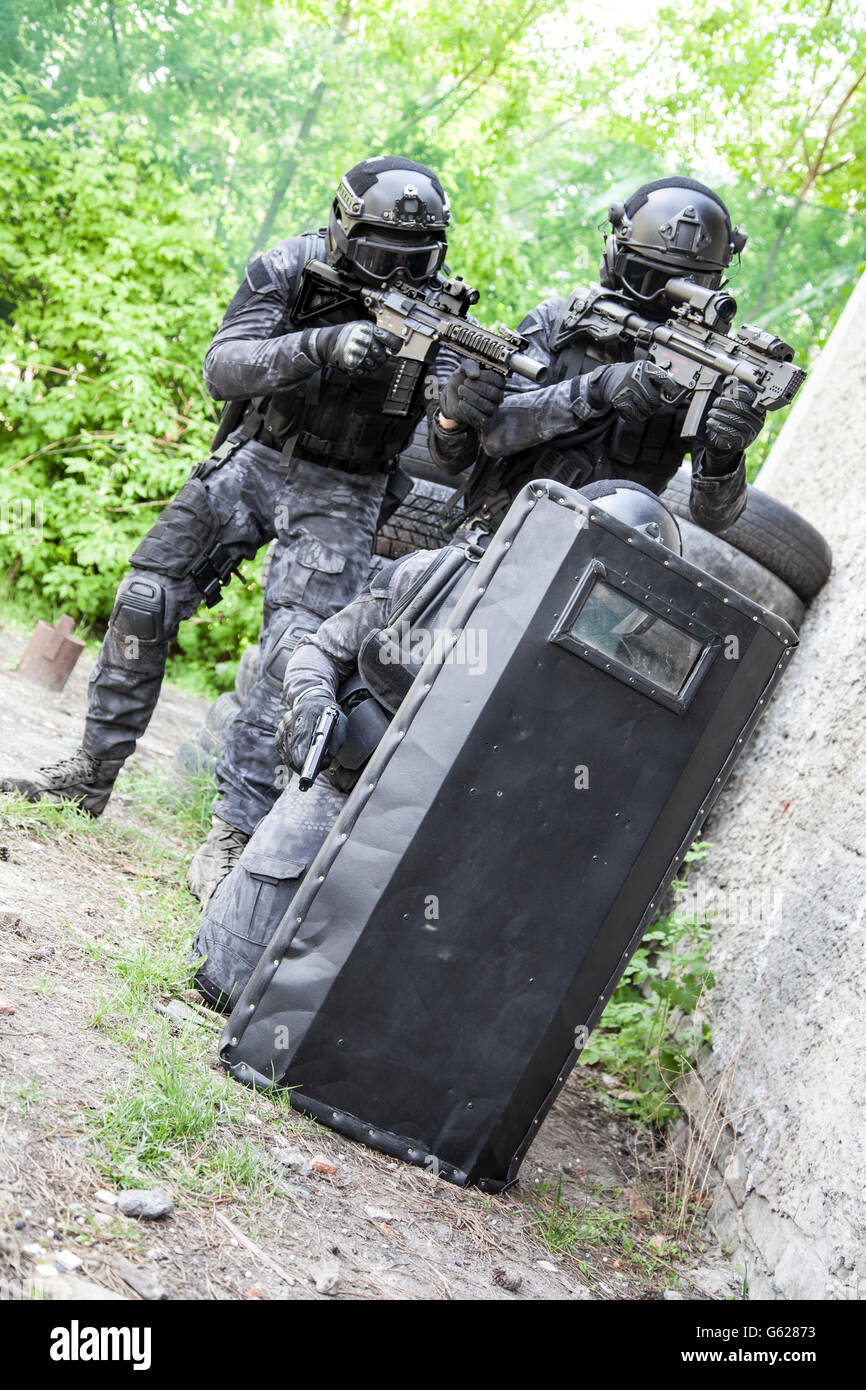 Spec ops police officer SWAT Stock Photo - Alamy