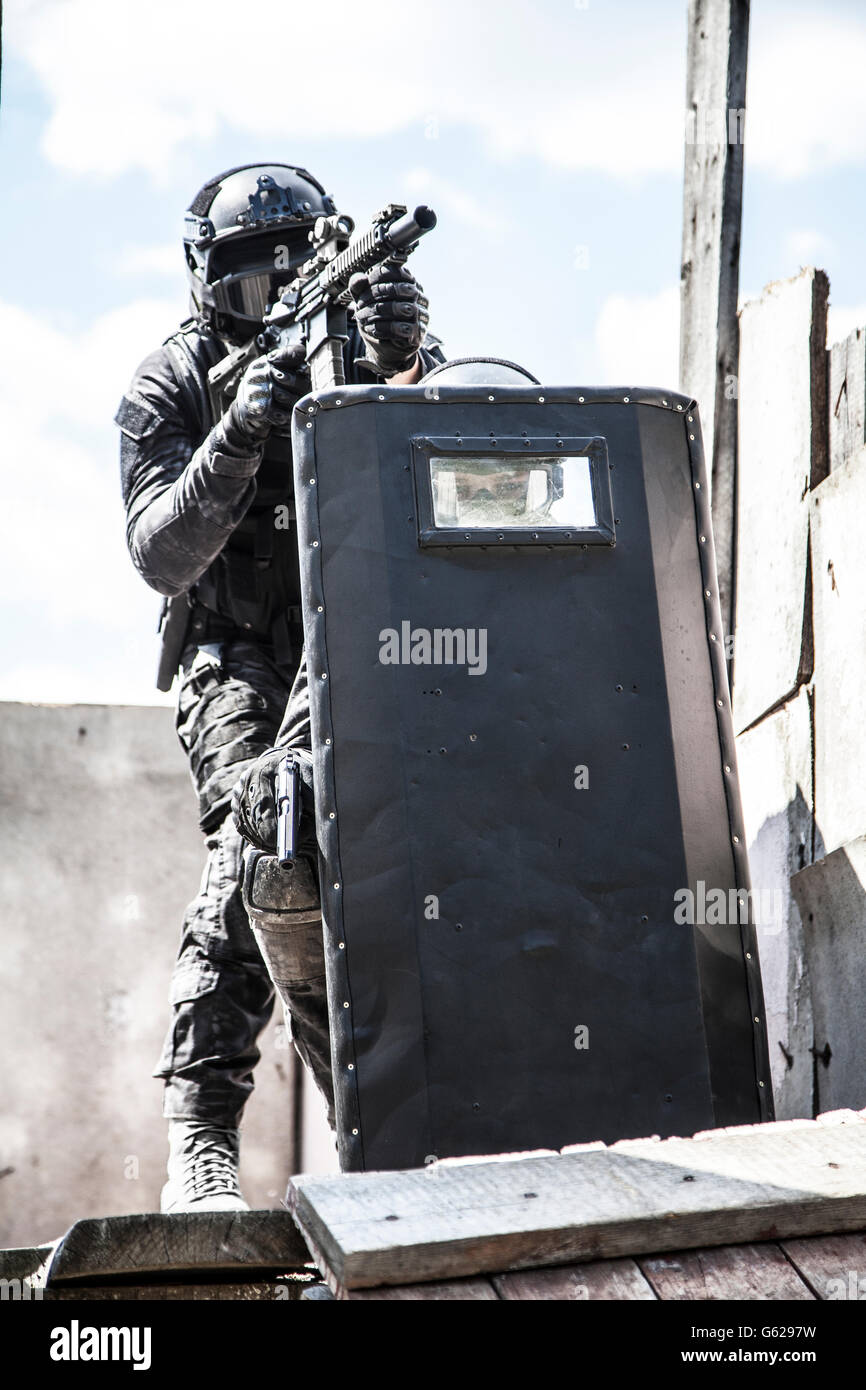 Spec ops police officer SWAT Stock Photo - Alamy