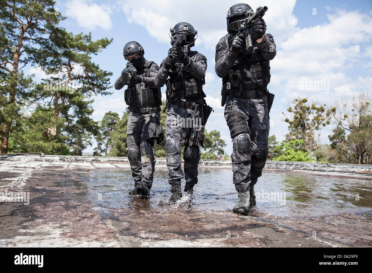 American swat raid hi-res stock photography and images - Alamy