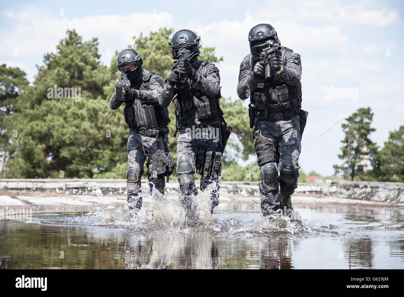 Swat officers in uniform hi-res stock photography and images - Alamy