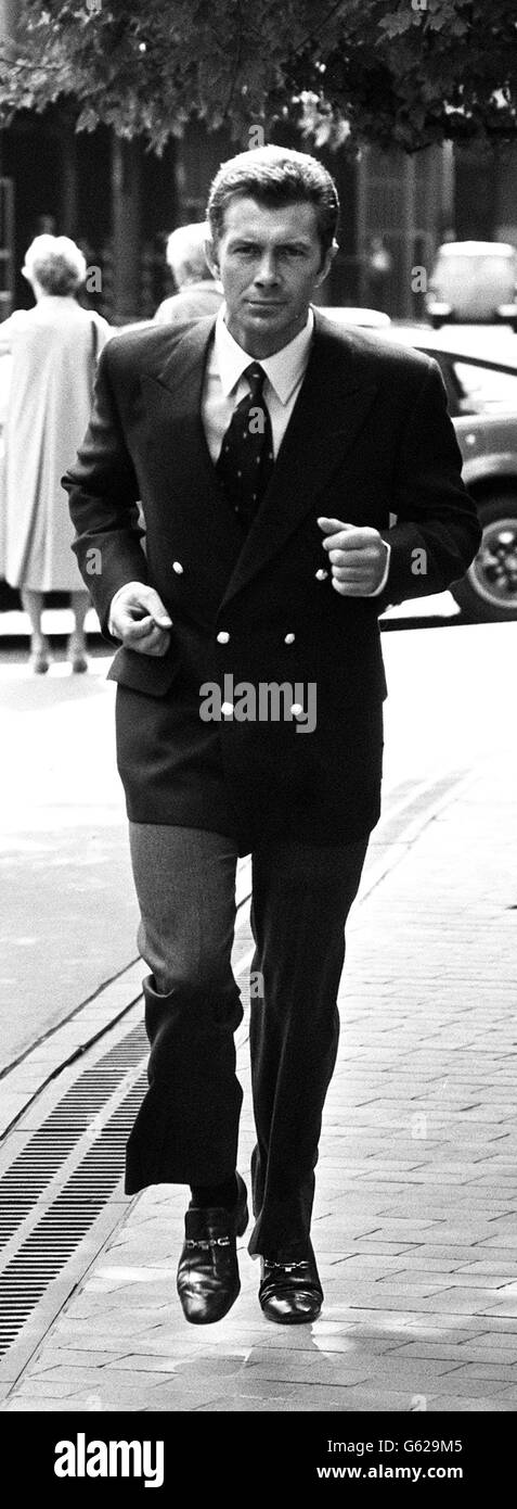 Lewis collins parachute regiment hi-res stock photography and images ...