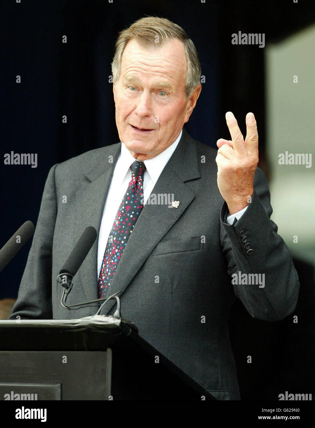 George Bush in Duxford - V Sign Stock Photo - Alamy