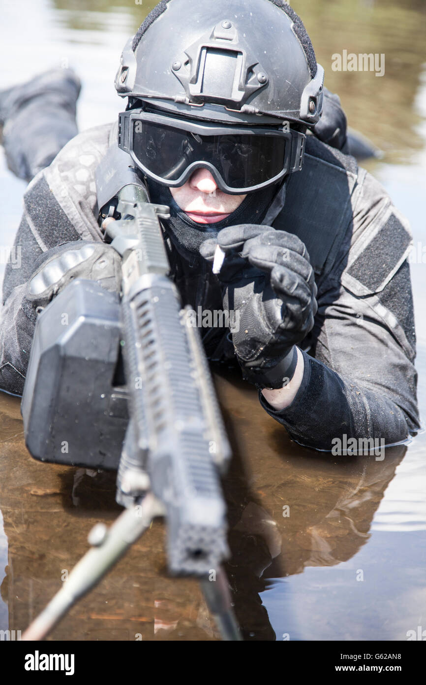 Spec ops police officer Stock Photo - Alamy