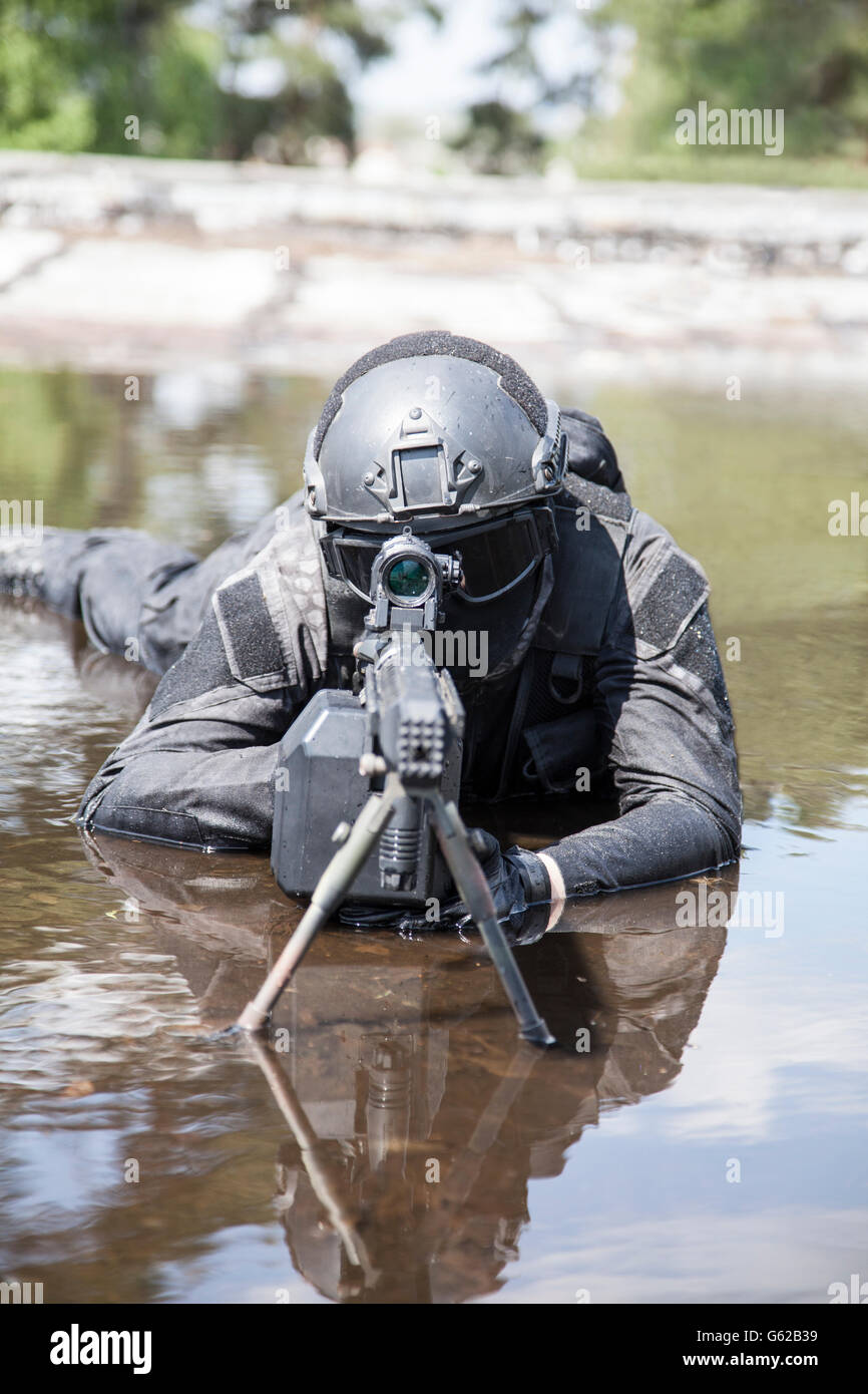 Spec ops police officer Stock Photo - Alamy