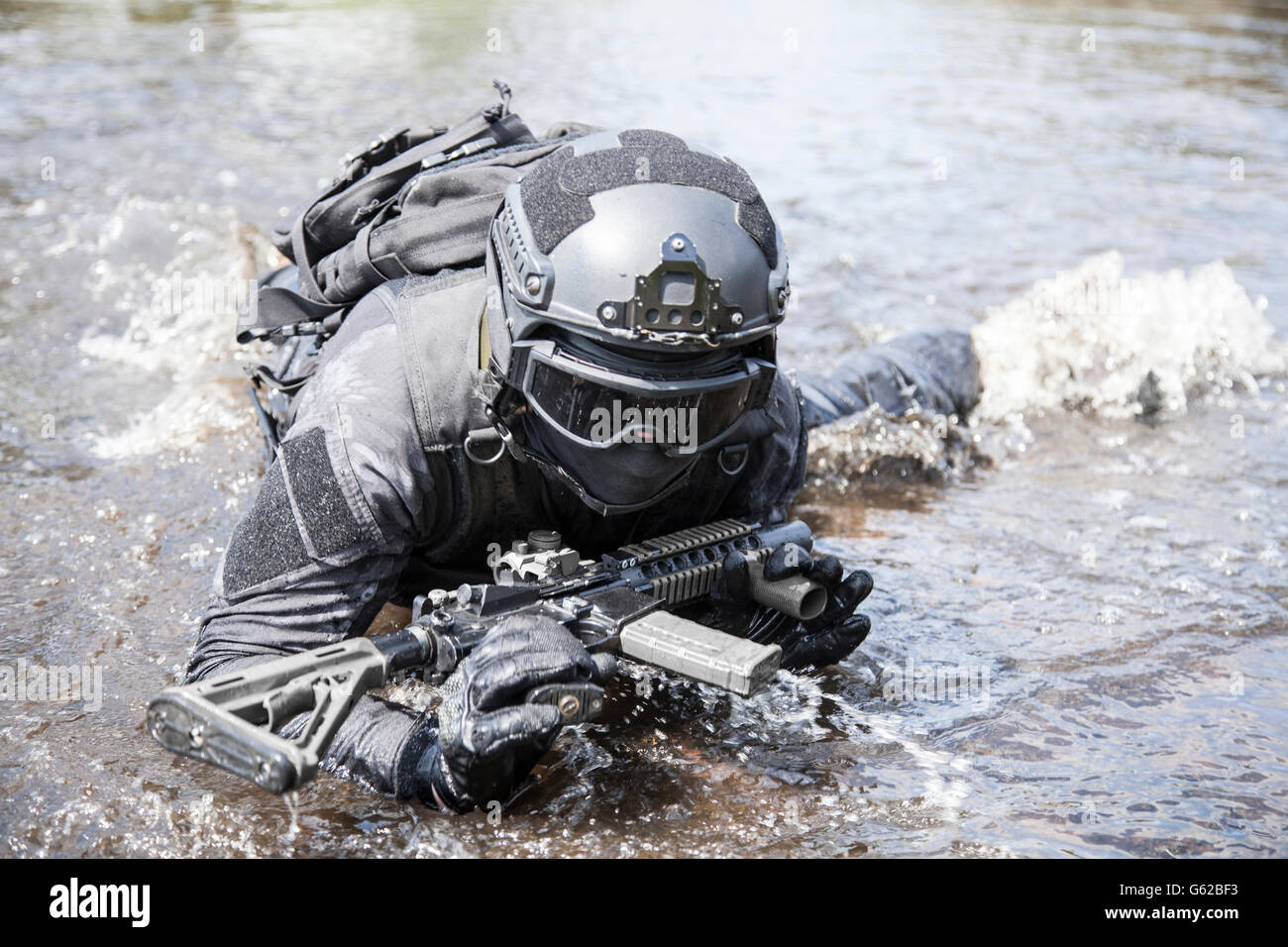 Spec ops police officer Stock Photo - Alamy