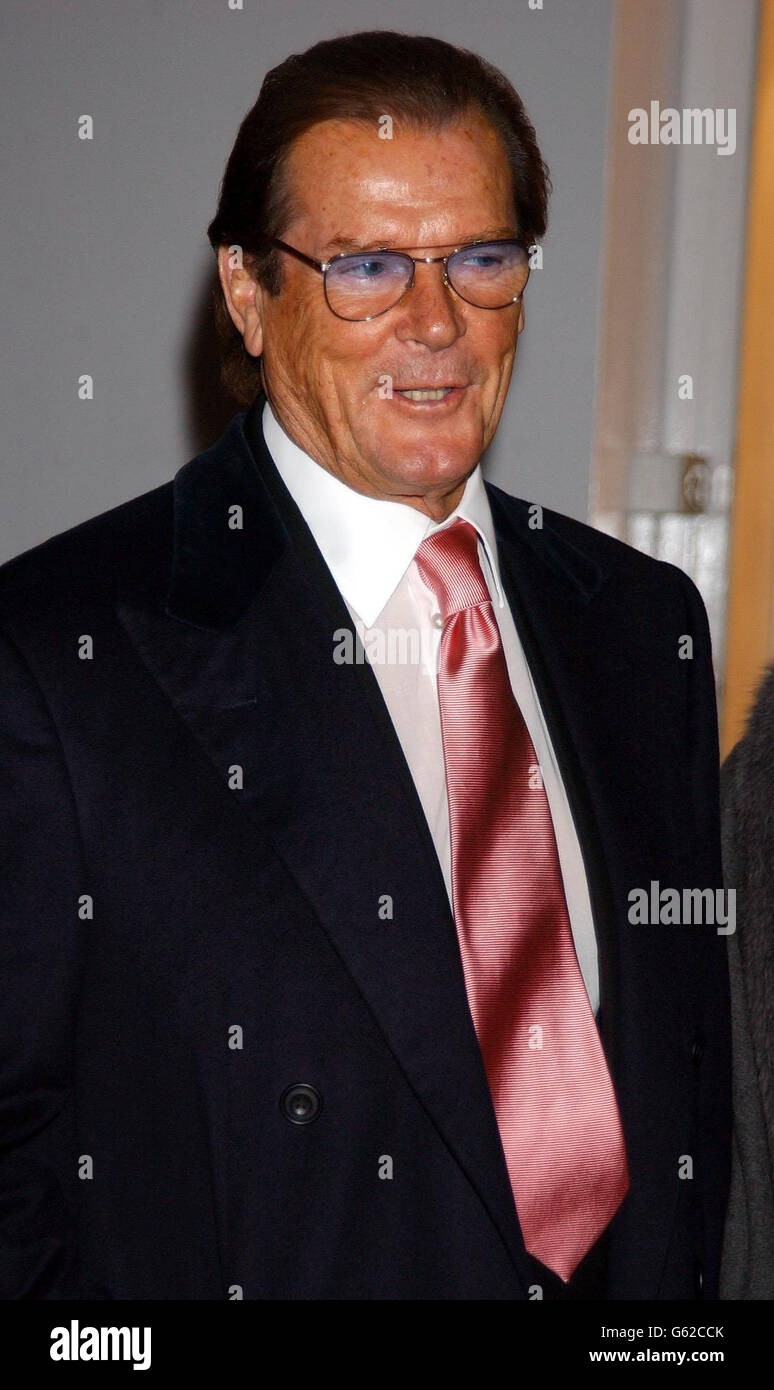 007 james bond roger moore hi-res stock photography and images - Alamy