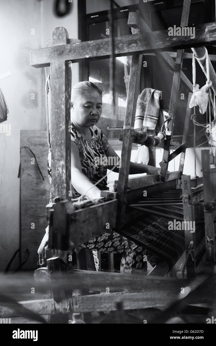 Balinese traditional weaver hi-res stock photography and images - Alamy