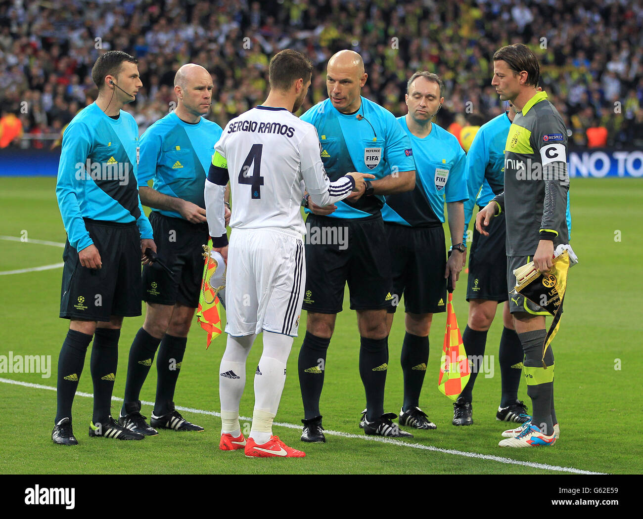 Match referee Howard Webb (centre) conducts the coin toss with Real ...